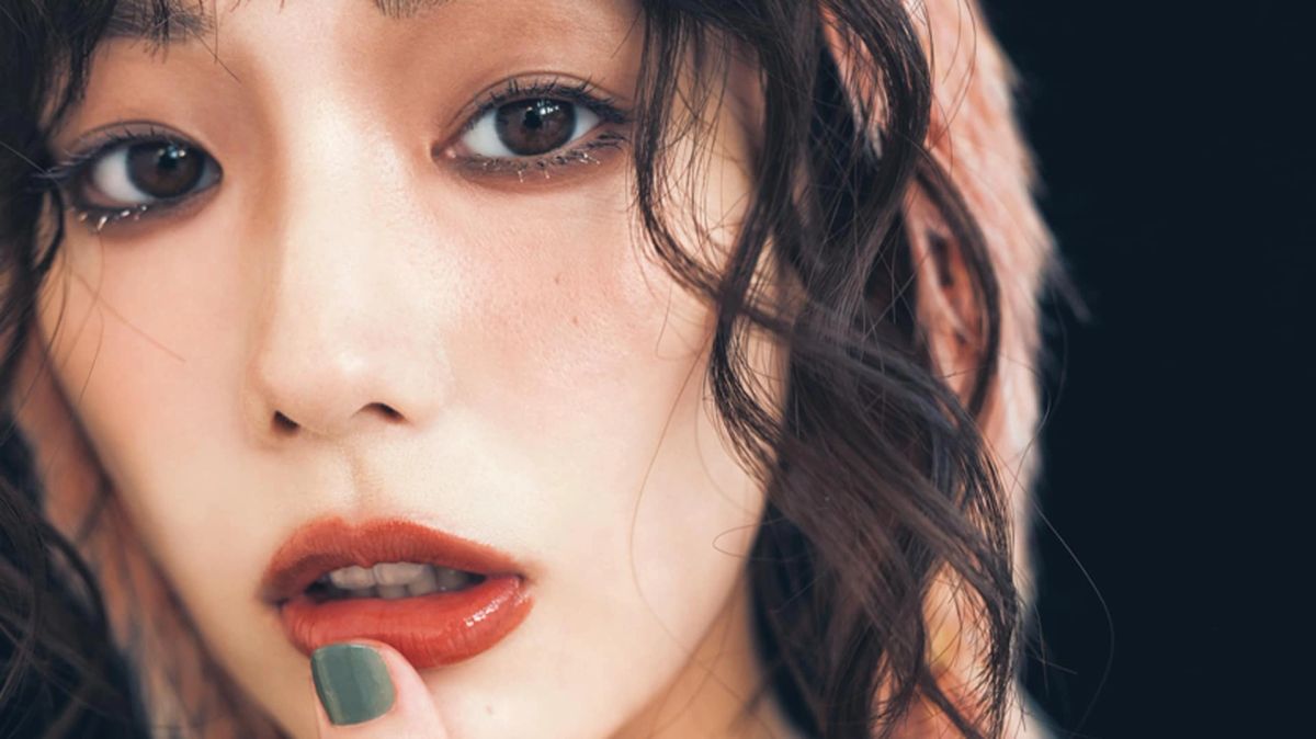 【秋メイク】で大胆イメチェン！目元を盛る「Y2Kギャルメイク」に挑戦♡ | TRILL【トリル】