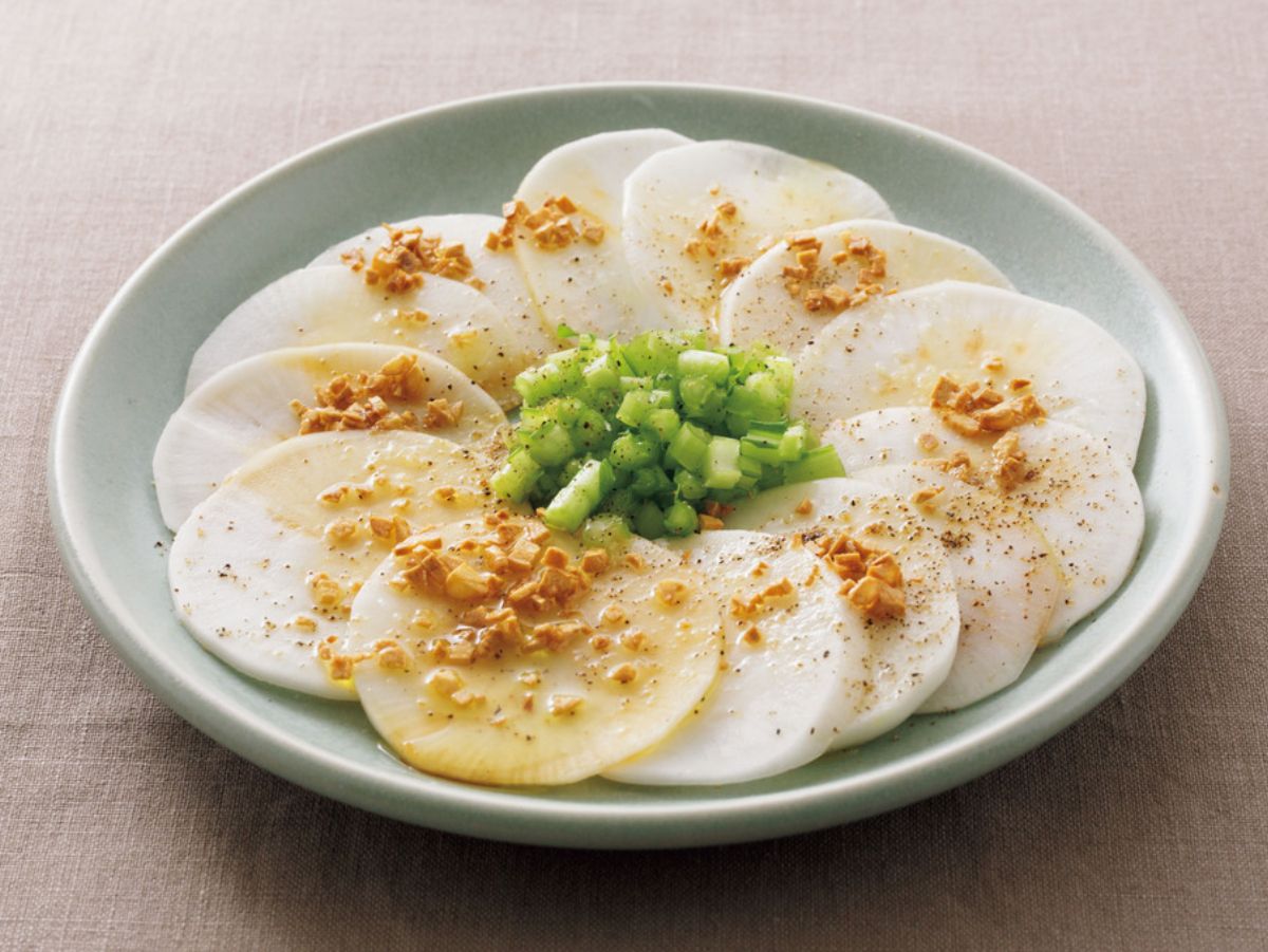 ホムパにも！簡単でおしゃれなつまみサラダ『かぶのガーリックカルパッチョ』の作り方 | TRILL【トリル】