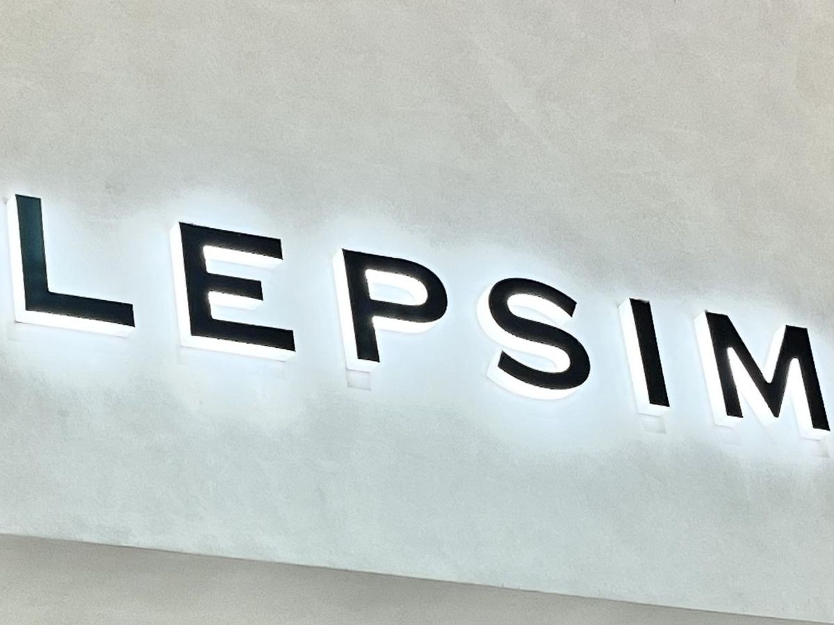 【LEPSIM】1枚で着映えする！「ツヤ感スカート」 | TRILL【トリル】