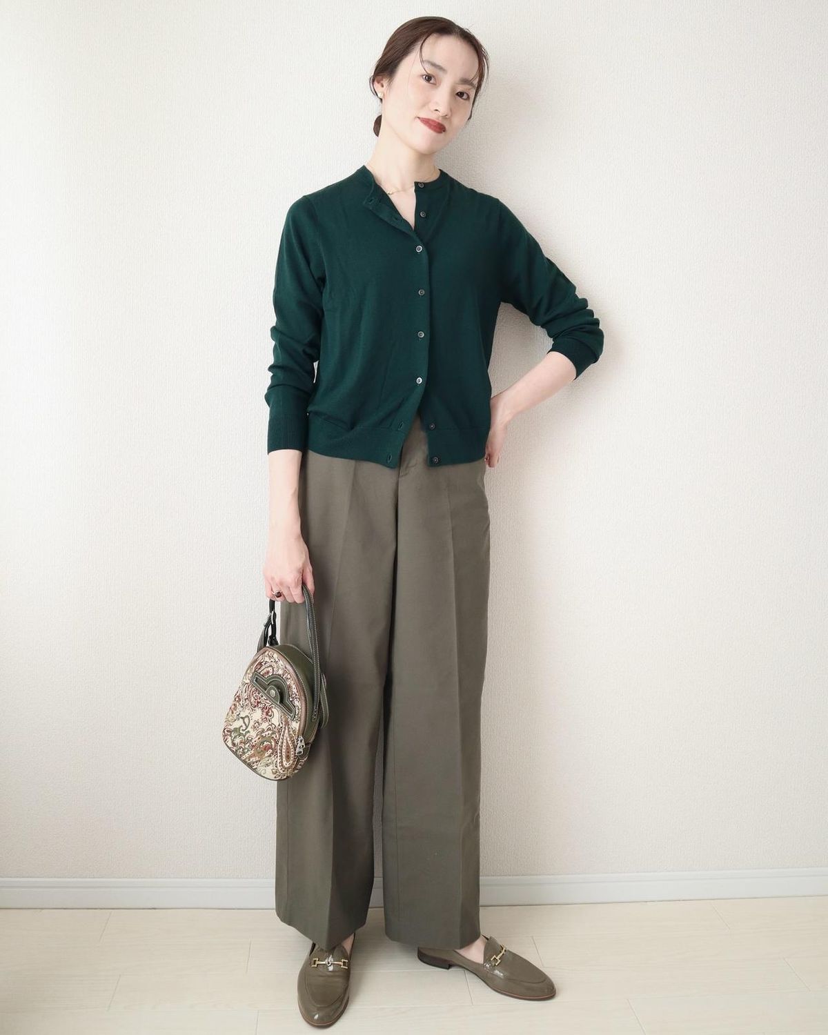 今季は“グリーン”一択♡【ユニクロ】アラサーに似合う！「美人見えトップス」 | TRILL【トリル】