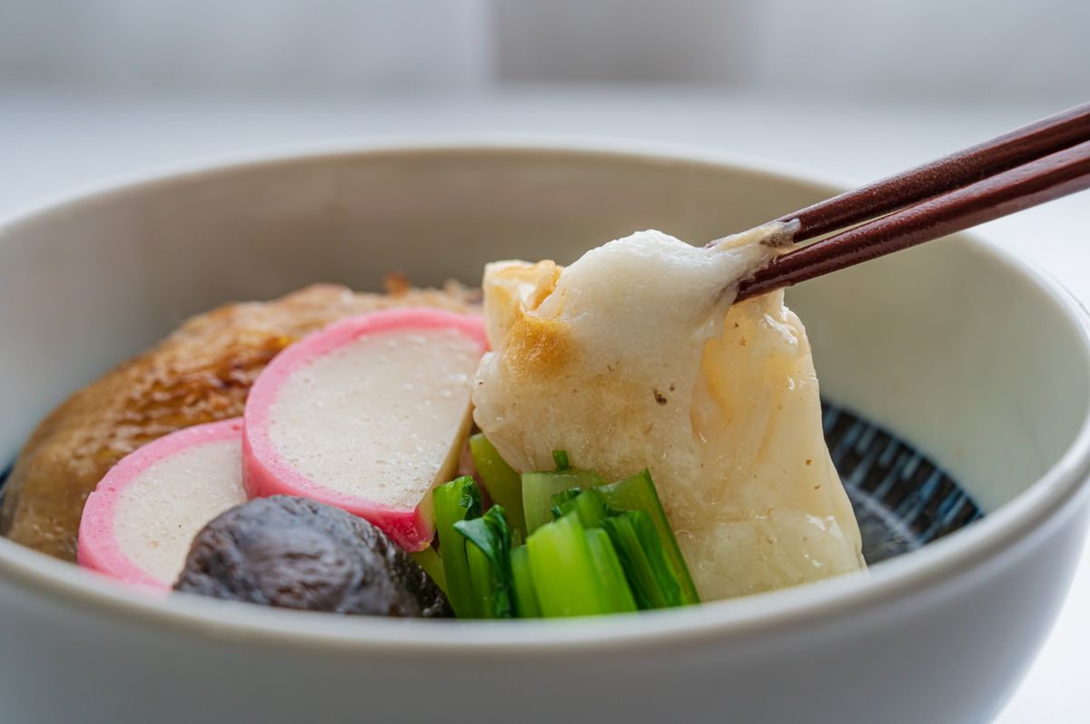 気を付けて！『餅』が喉に詰まってしまったら…政府が教える『応急処置』の方法とは | TRILL【トリル】