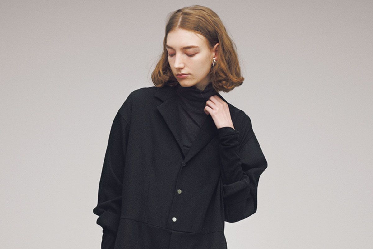 【明日なに着る？】スーツのようにきちんと見えて「スーツよりラク」黒のオールインワン | TRILL【トリル】