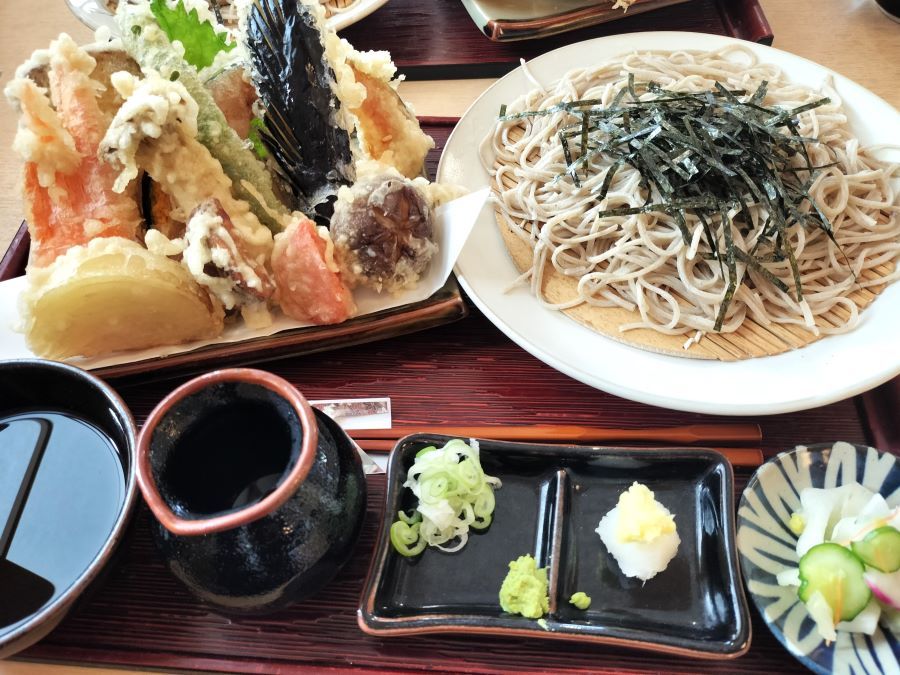 【楢葉町】こだわり蕎麦と、山盛りサクサク天ぷら「そば処やぶそば」 | TRILL【トリル】