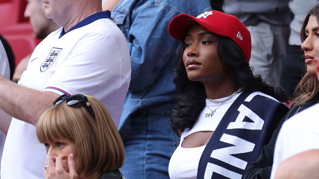 インスタフォロワー20万、天才24歳MFの彼女が着た「胸も背中も隠れてない」改造切り裂きユニフォームが大胆すぎる | TRILL【トリル】