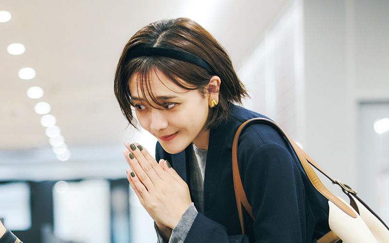 ツヤスカートも紺ジャケ合わせなら真面目コーデに【着回しDiary DAY8】 | TRILL【トリル】