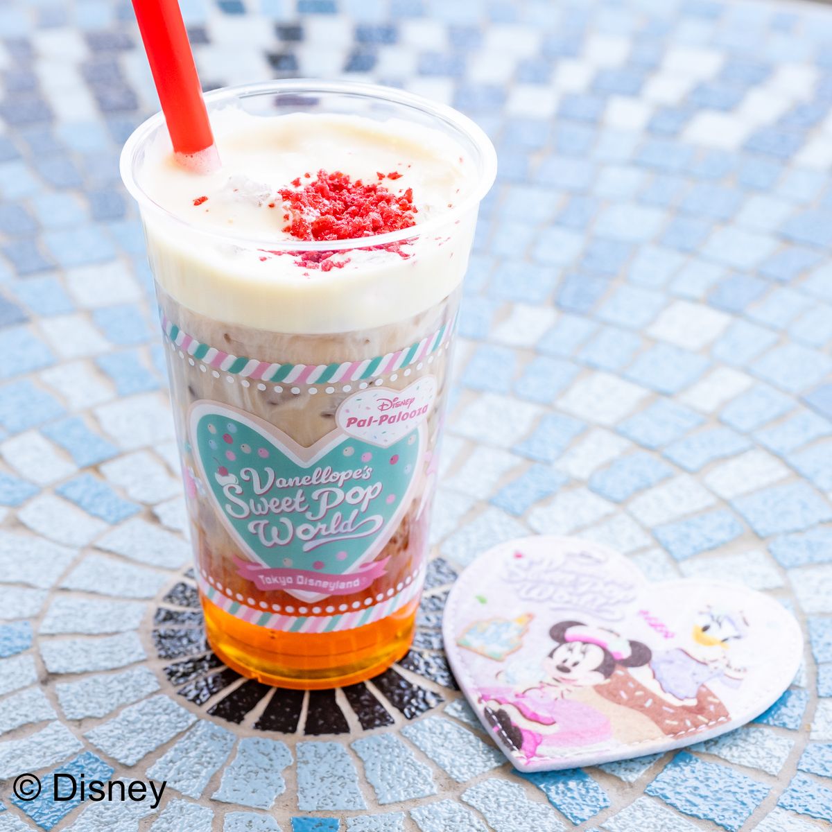 【実食レポ】アイスバニラミルクティー、スーベニアコースター付き！東京ディズニーランド“ディズニー・パルパルーザ”第3弾「ヴァネロペのスウィーツ・ポップ・ワールド」 | TRILL【トリル】