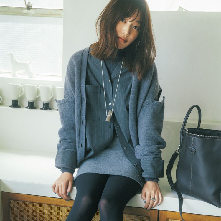 【40代のミニスカコーデ】手堅いグレーワントーンなら大人もトライしやすい | TRILL【トリル】