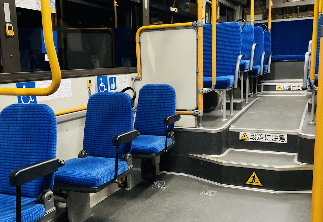 バスに乗車中「よかったらどうぞ」大荷物の夫婦に席を譲るも→返ってきた“まさかの言葉”に衝撃！ | TRILL【トリル】