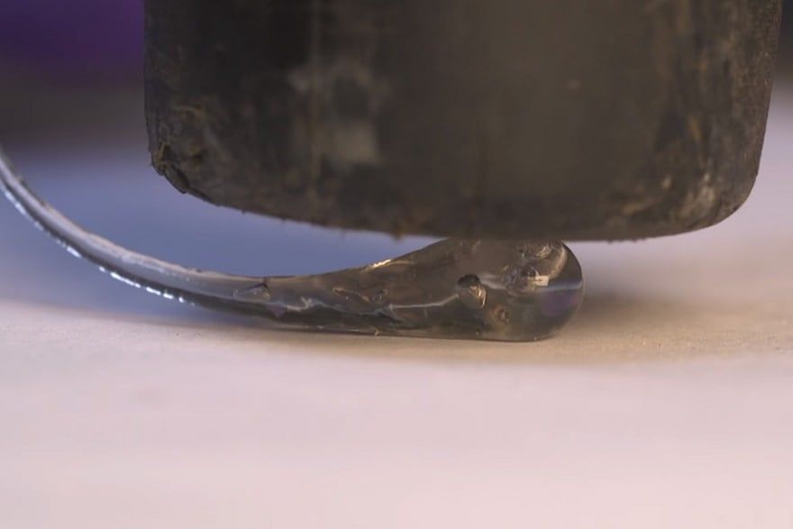 撃ったら銃弾の方が砕ける！恐ろしいほど頑丈なガラス「オランダの涙」 | TRILL【トリル】