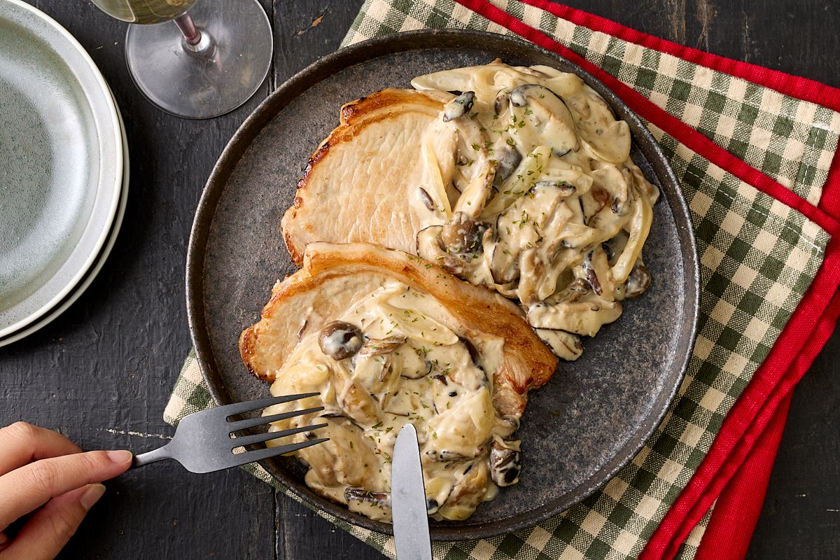 【生クリームいらず】『きのこクリームのポークステーキ』のレシピ／ホリデーシーズンに | TRILL【トリル】