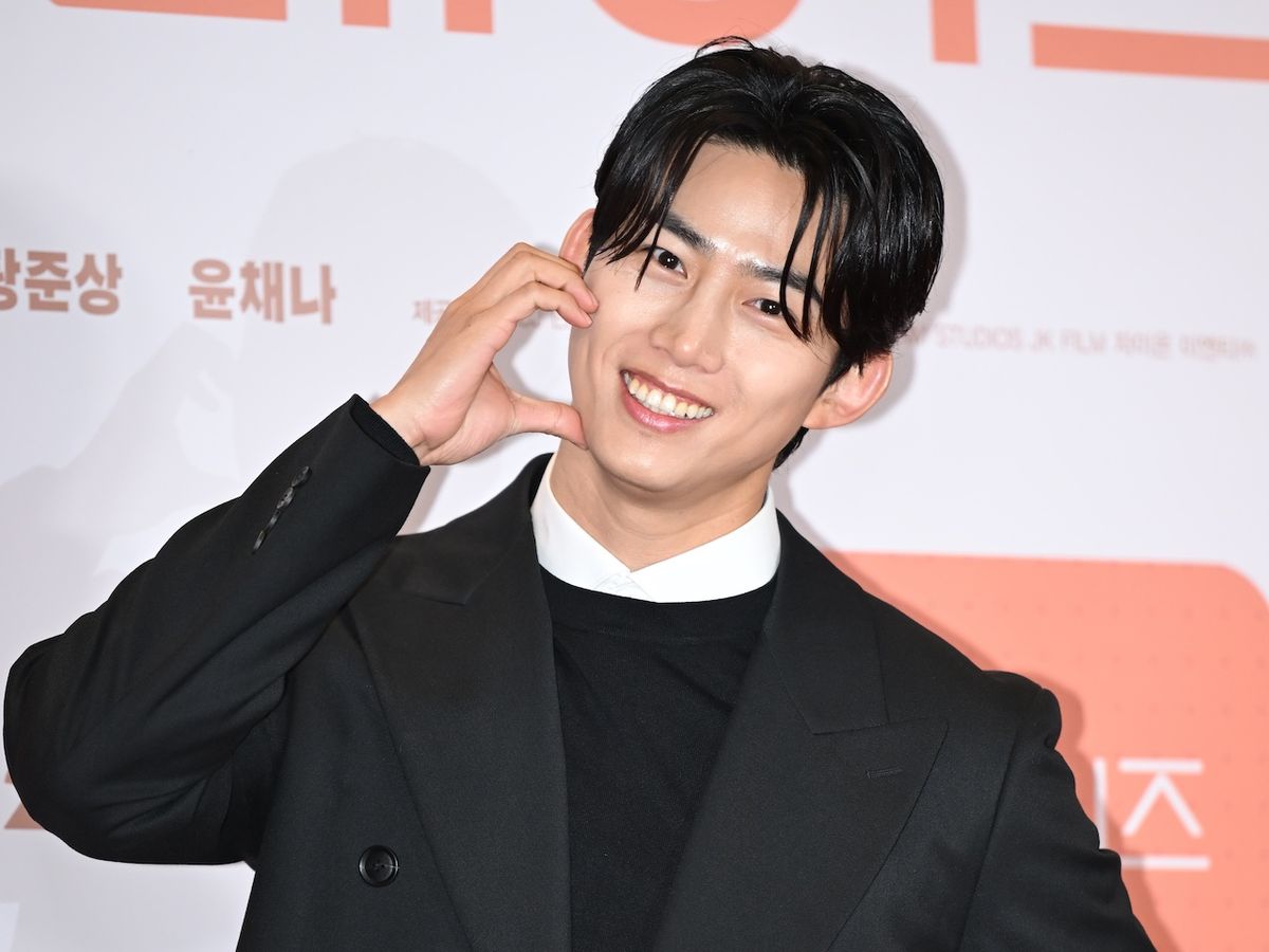 2PMテギョン、4年間交際中の彼女と腕組んでデート！顔も隠さず「普通の恋人」そのものだった！ | TRILL【トリル】