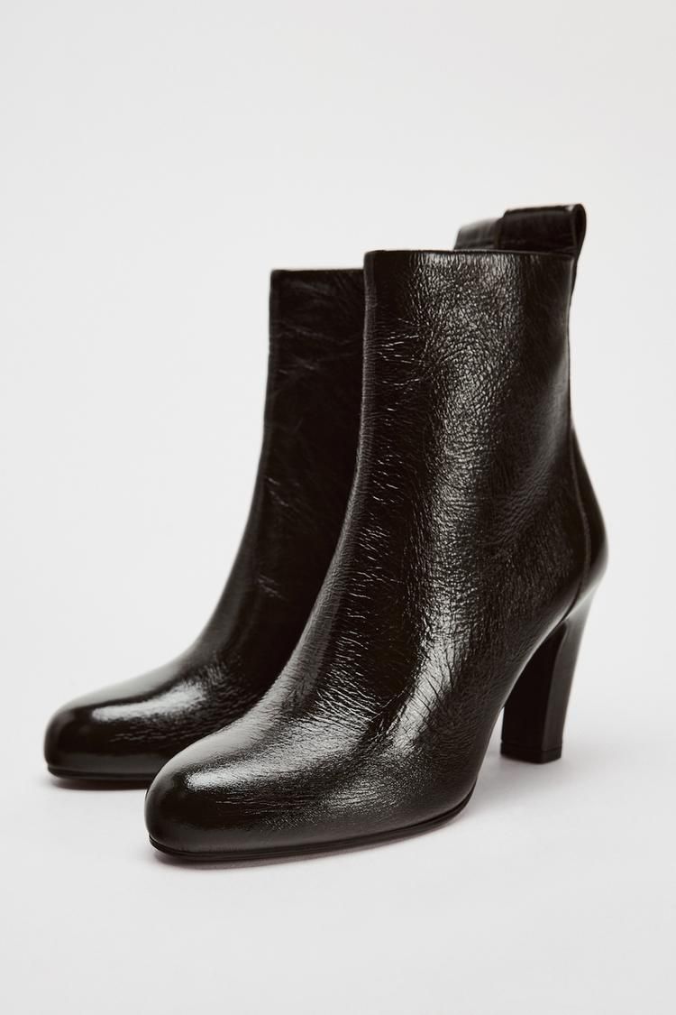 サッと履くだけでOK！【ZARA】40・50代の垢抜け「美人見えブーツ」 | TRILL【トリル】