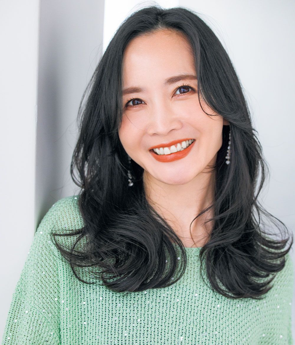 【40代の−5歳若見えスタイル】黒髪ロングは色合いとアレンジで脱コンサバに | TRILL【トリル】