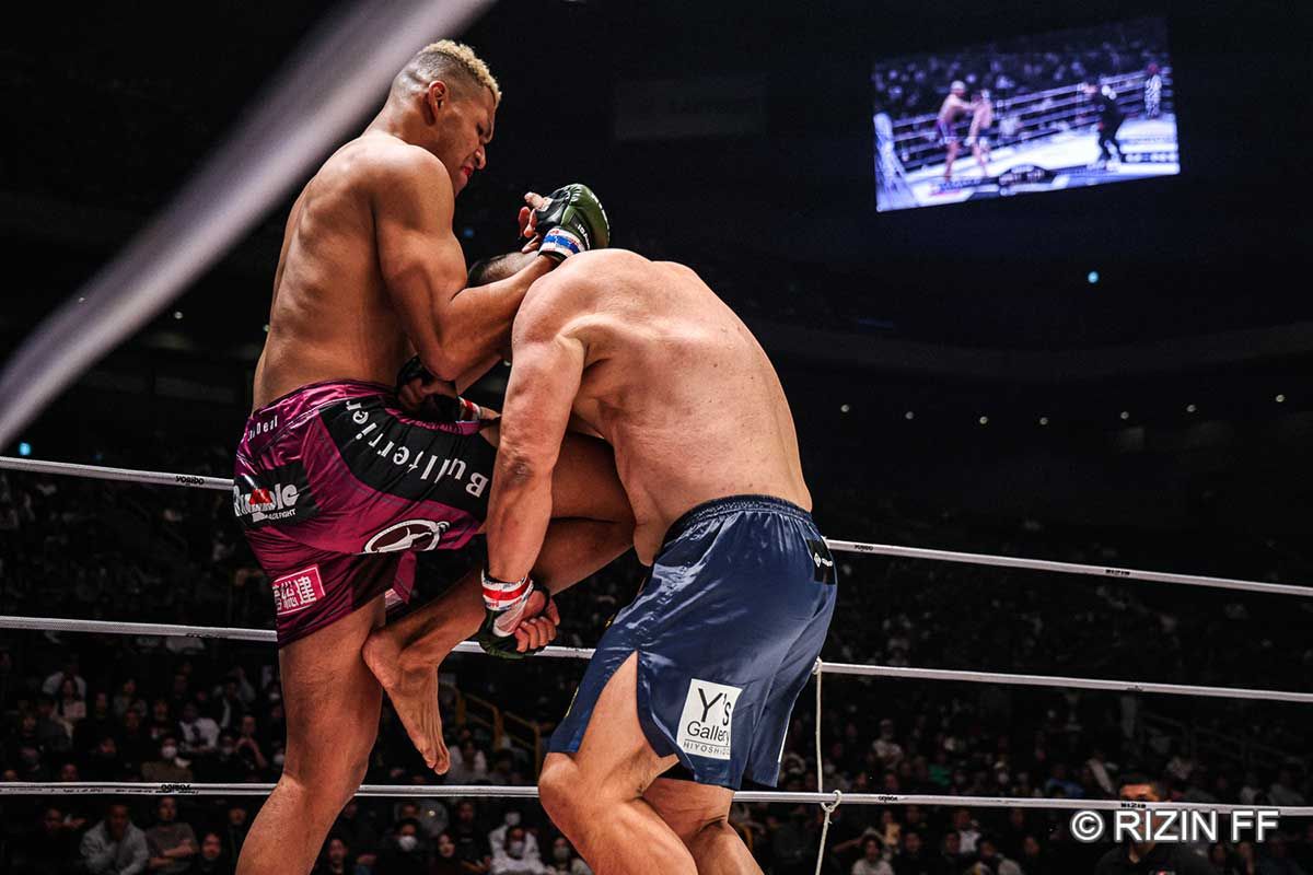【RIZIN】「ヒザの打点高すぎだろ……」BD出身の巨人・エドポロキングが鮮烈のTKOデビュー 平本蓮も「才能すごい、ヘビー国内トップ行きそう」と激賞 | TRILL【トリル】
