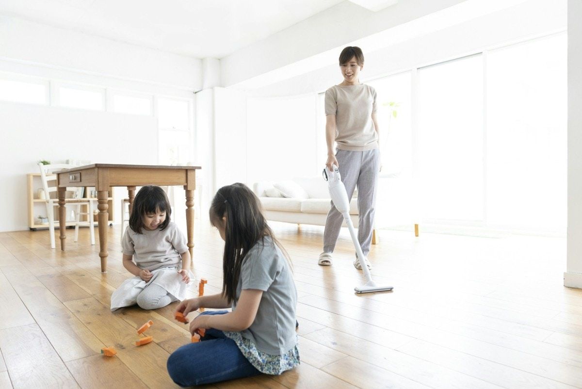 先輩ママに聞いてみた。掃除機は週に何回かける？その間子どもはどうしてる？ | TRILL【トリル】