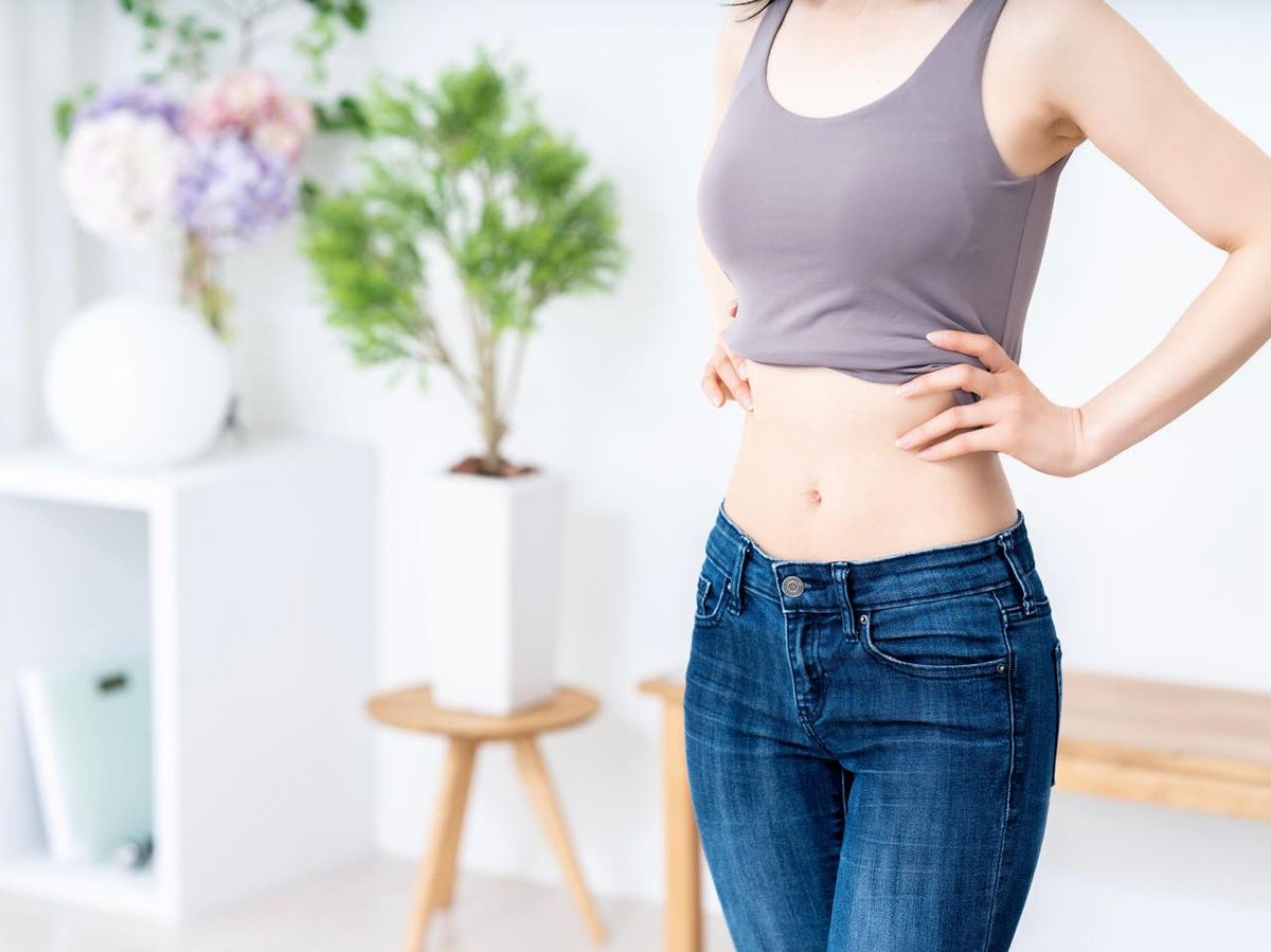 お腹のくびれを取り戻すなら。1日1セット【くびれ作りの鍵「腹斜筋」を効果的に鍛える】簡単習慣 | TRILL【トリル】