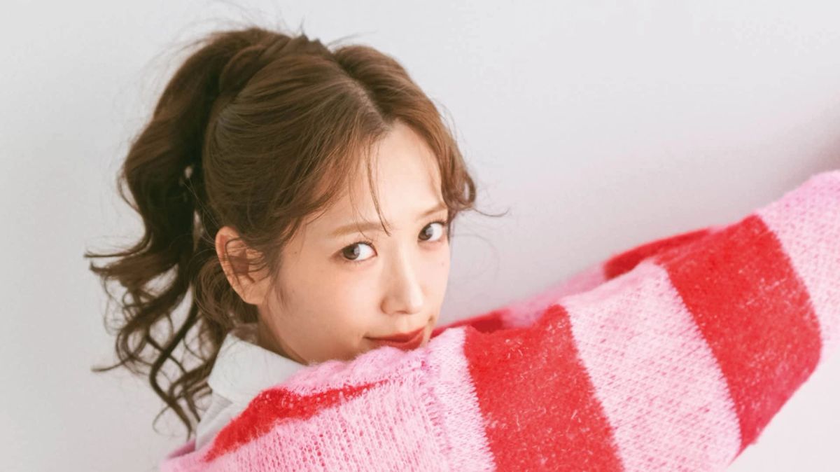 【日向坂46・佐々木久美】派手柄ニットと相性抜群♡「ボリュームポニテ」の作り方 | TRILL【トリル】