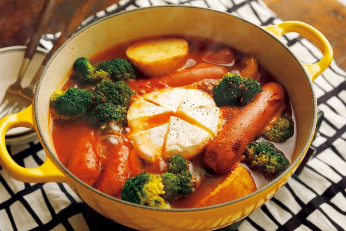 【トマト缶×ウィンナー】野菜をフォンデュする『カマンベールチーズ鍋』／子どもウケ抜群！ | TRILL【トリル】