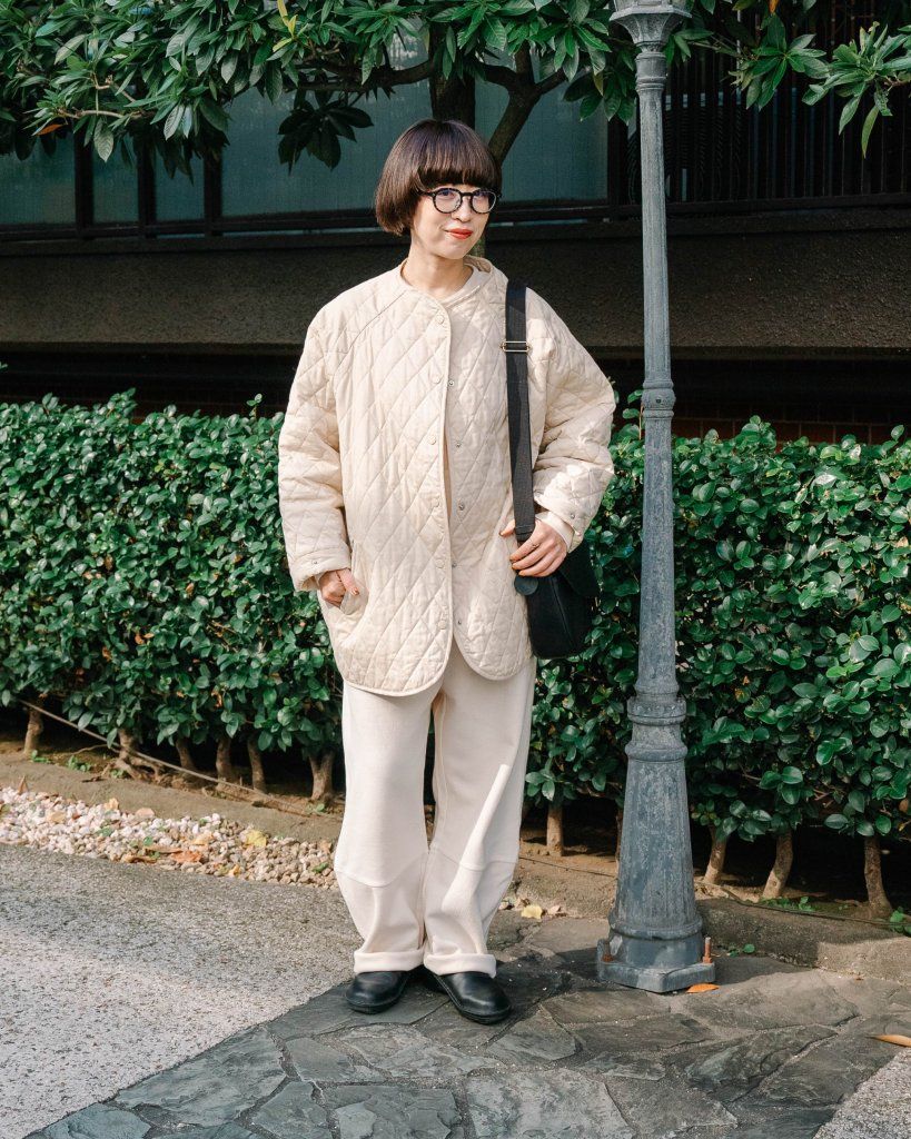 冬こそホワイトコーデで垢抜け！黒色の革靴とバッグでコーデを引き締めて。 | TRILL【トリル】