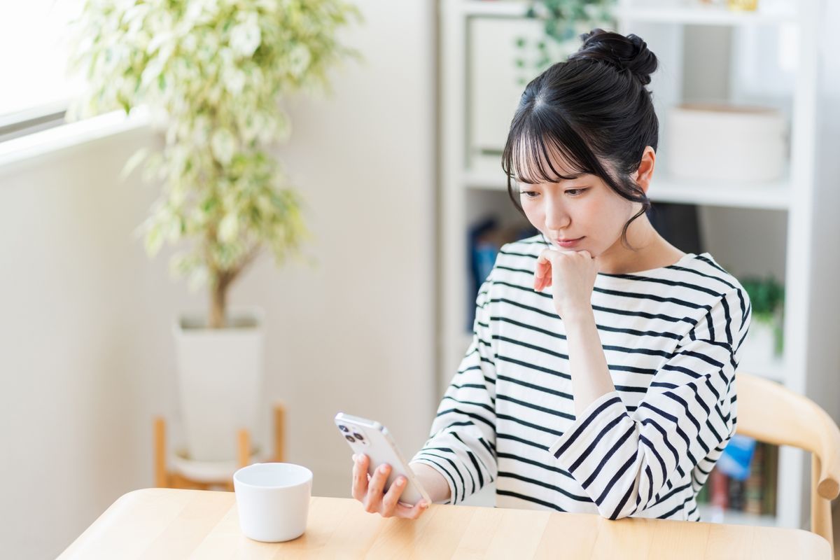 「実はSNSの使い方が運命を左右する？」 占い師が教える、“SNSで運気が下がるポイントとは？ | TRILL【トリル】