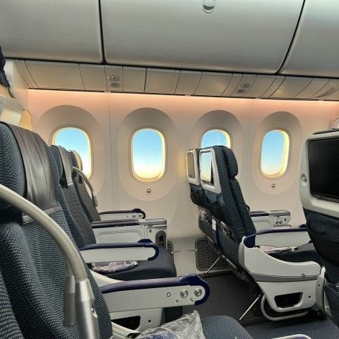 『JAL』に乗った受験生 参考書を読んでいたらCAに話しかけられ→突然“渡されたもの”に感謝＜飛行機にまつわるエピソード2選＞ | TRILL【トリル】