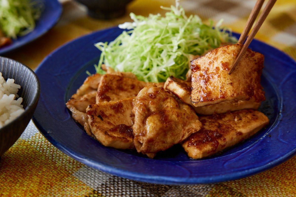 【節約なのにボリューミー】こんがり焼いてむっちむち『豆腐のしょうが焼き』の作り方 | TRILL【トリル】