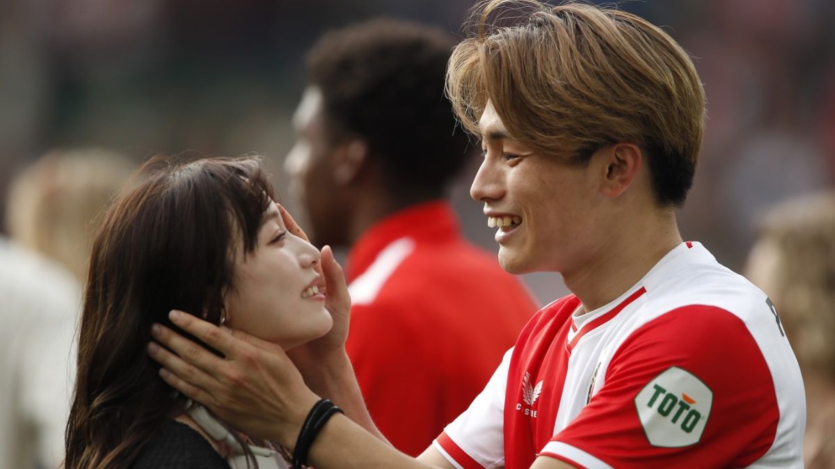 「憧れ夫婦」「可愛すぎ！」26歳の日本代表エースFW、モデル妻との結婚記念日写真が話題 | TRILL【トリル】