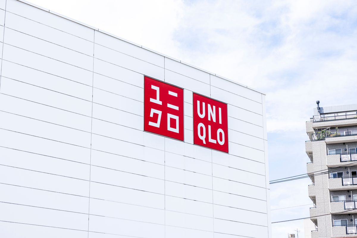 【ユニクロ】“シャツ1990円”が優秀すぎた…！SNSでは「他の色も買い足さないと」の声も！ | TRILL【トリル】