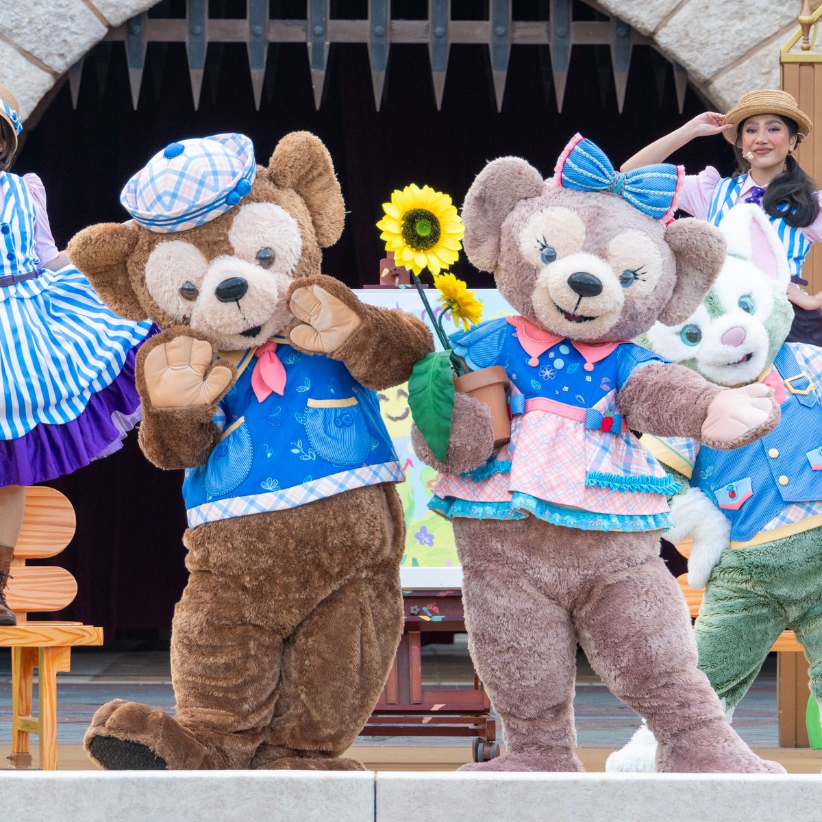 青とピンクの新コスチュームで登場！香港ディズニーランド・リゾート“ダッフィー＆フレンズ プレイ・デイズ 2025”ジョイ・オブ・シェアリング | TRILL【トリル】