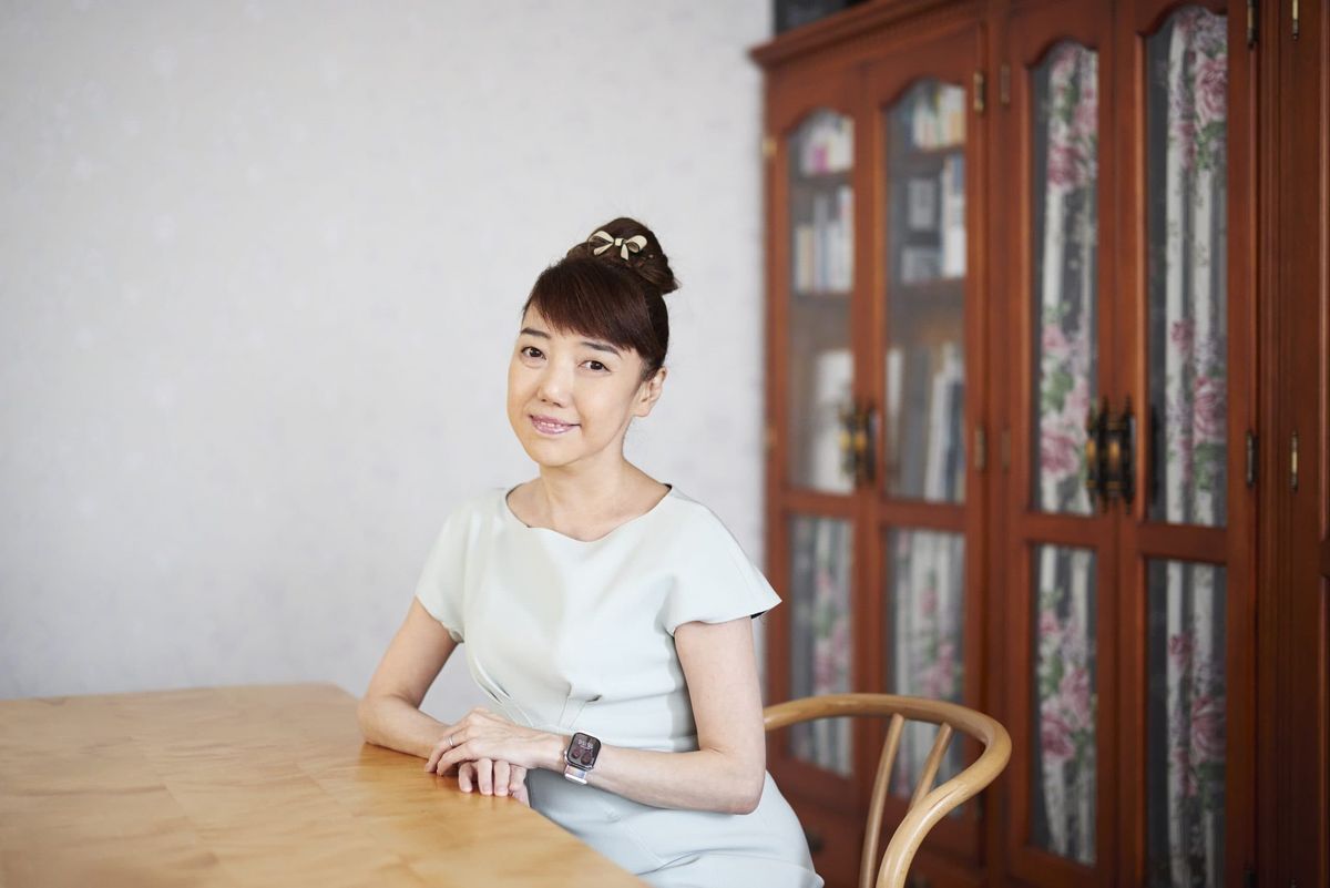 リビングで原稿を書く夫・太田光の隣で別のことをする、何気ない時間が好き【太田光代さん連載vol.11】 | TRILL【トリル】