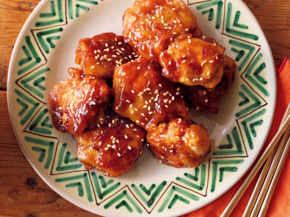 およねさんの簡単スゴ技レシピ『カリカリヤンニョムチキン』。油大さじ2＆トレーを駆使 | TRILL【トリル】