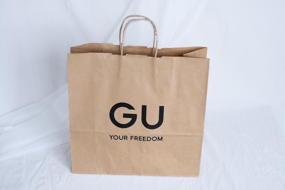 【GUのブルーシャツ】が40・50代の垢抜けに利く！ サッと着るだけ「上品コーデ」 | TRILL【トリル】