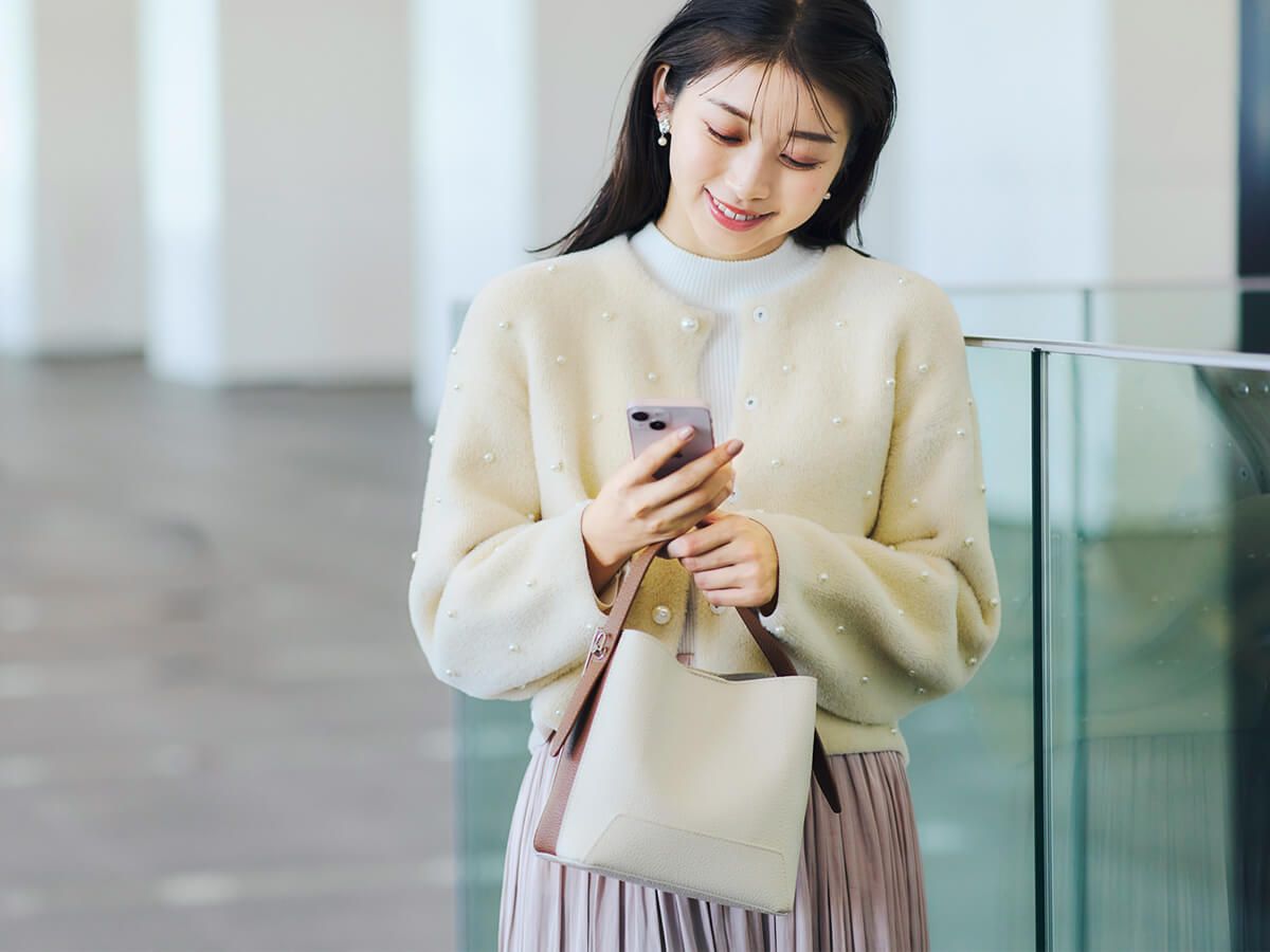 全方位ウケ♡優しげなニットジャケットで柔和な表情に【後輩OLの華やか通勤服】 | TRILL【トリル】