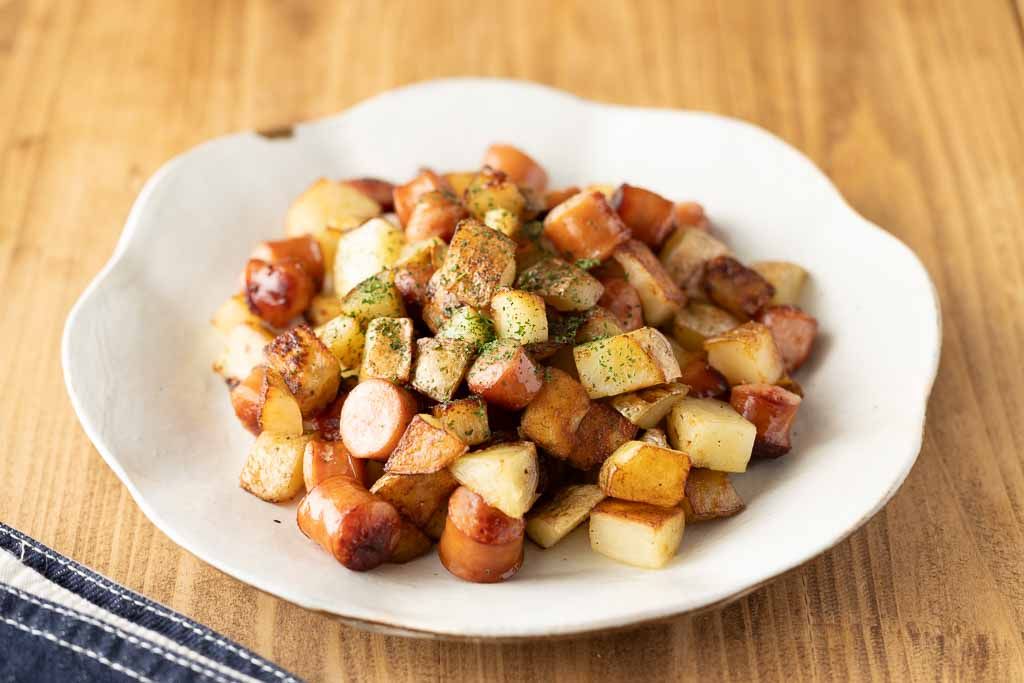 お弁当にも！子どもが喜ぶコンソメポテトウインナー【もあいかすみの一品で大満足「働楽ごはん」39】 | TRILL【トリル】