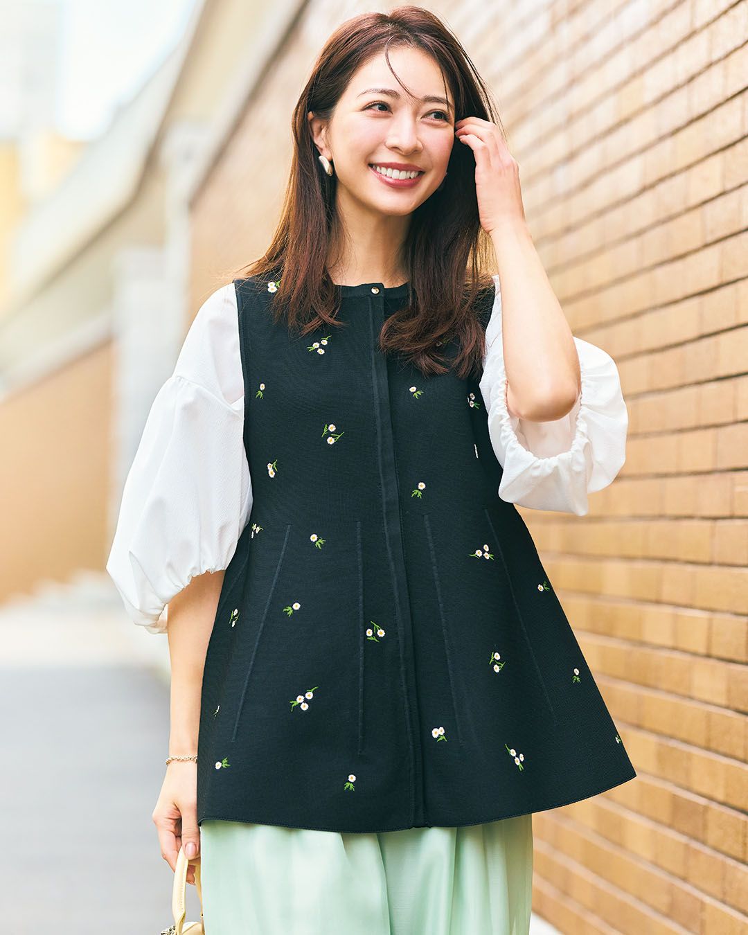 いつものコーデにプラスするだけでOK！40代が華やぐ「春ジレ&ブラウス」 | TRILL【トリル】