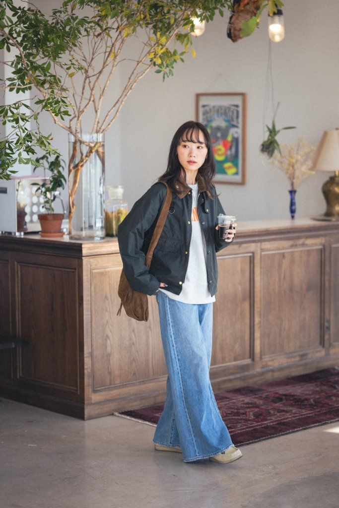 ワイドジーンズの春の着こなし。短めのジャケットでバランスよく【FUDGE FRIEND おしゃれさんの毎日コーディネート vol.510｜UMI】 | TRILL【トリル】