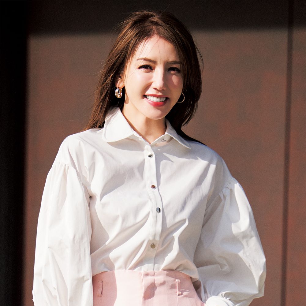 定番アイテム【白シャツ】更新で40代のオシャレがめぐり出す！ | TRILL【トリル】