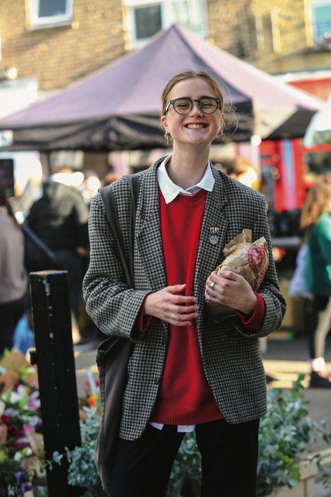 正統派ジャケットに赤いニットがよく映えるオシャレなコーデ | TRILL【トリル】