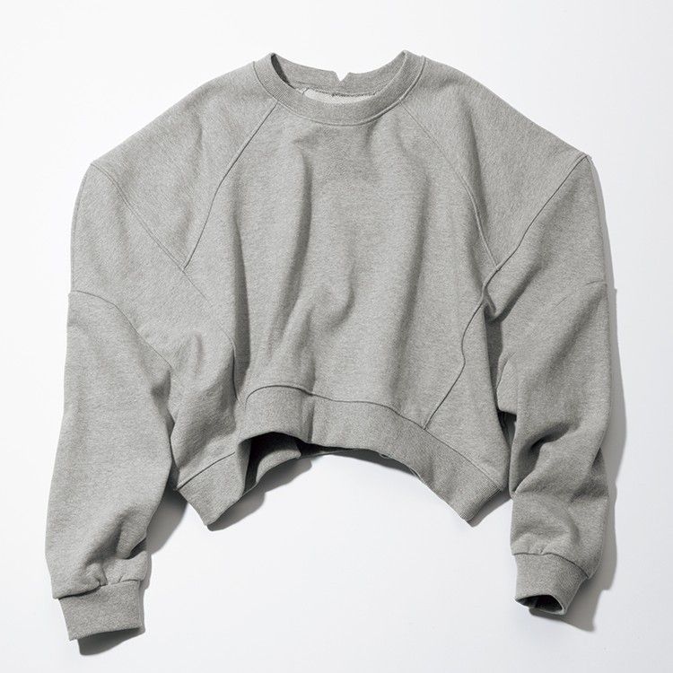 スウェット、チュールetc.春まず買いたい40代がオシャレに見える「万能トップス」8選 | TRILL【トリル】