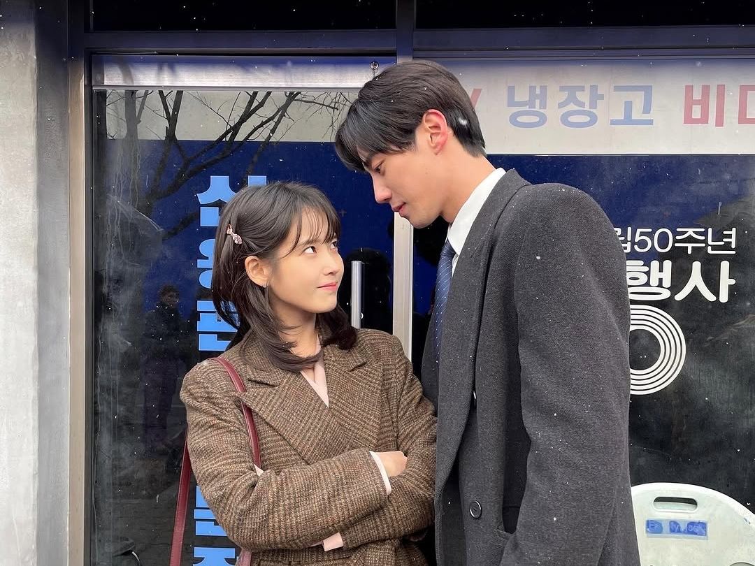 『おつかれさま』で熱演中のIU、破談になった彼とにらめっこ!? 第3幕の心温まるオフショット大放出【PHOTO】 | TRILL【トリル】