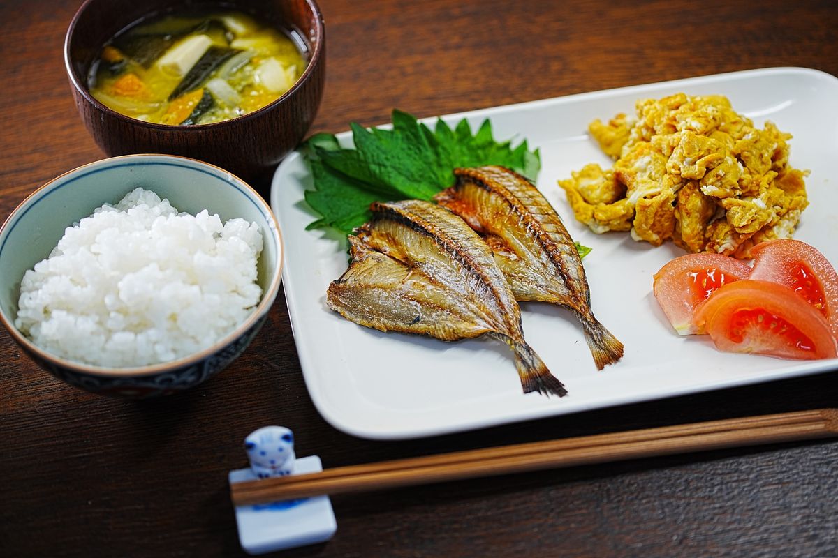 『やよい軒』『松屋』を抑えた！“定食が美味しいチェーン店”ランキング！堂々の1位に「ほっとする」「栄養満点」 | TRILL【トリル】