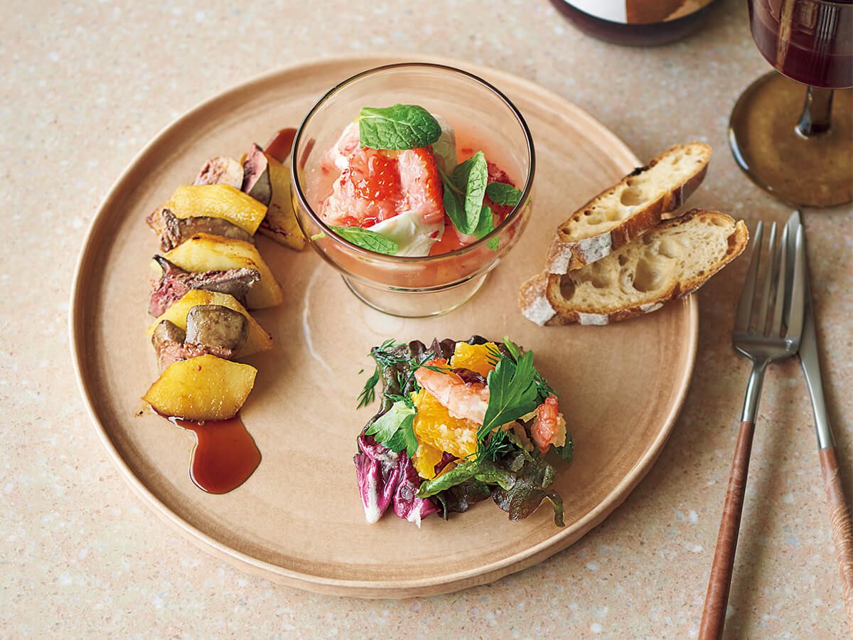 見た目も華やかでおもてなしにピッタリ！【えびとオレンジのハーブサラダレシピ】 | TRILL【トリル】