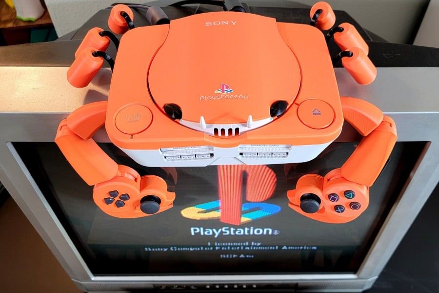 【プレイ動画あり】名機「初代PS」がまさかのカニ化!?狂気の改造機が爆誕！ | TRILL【トリル】