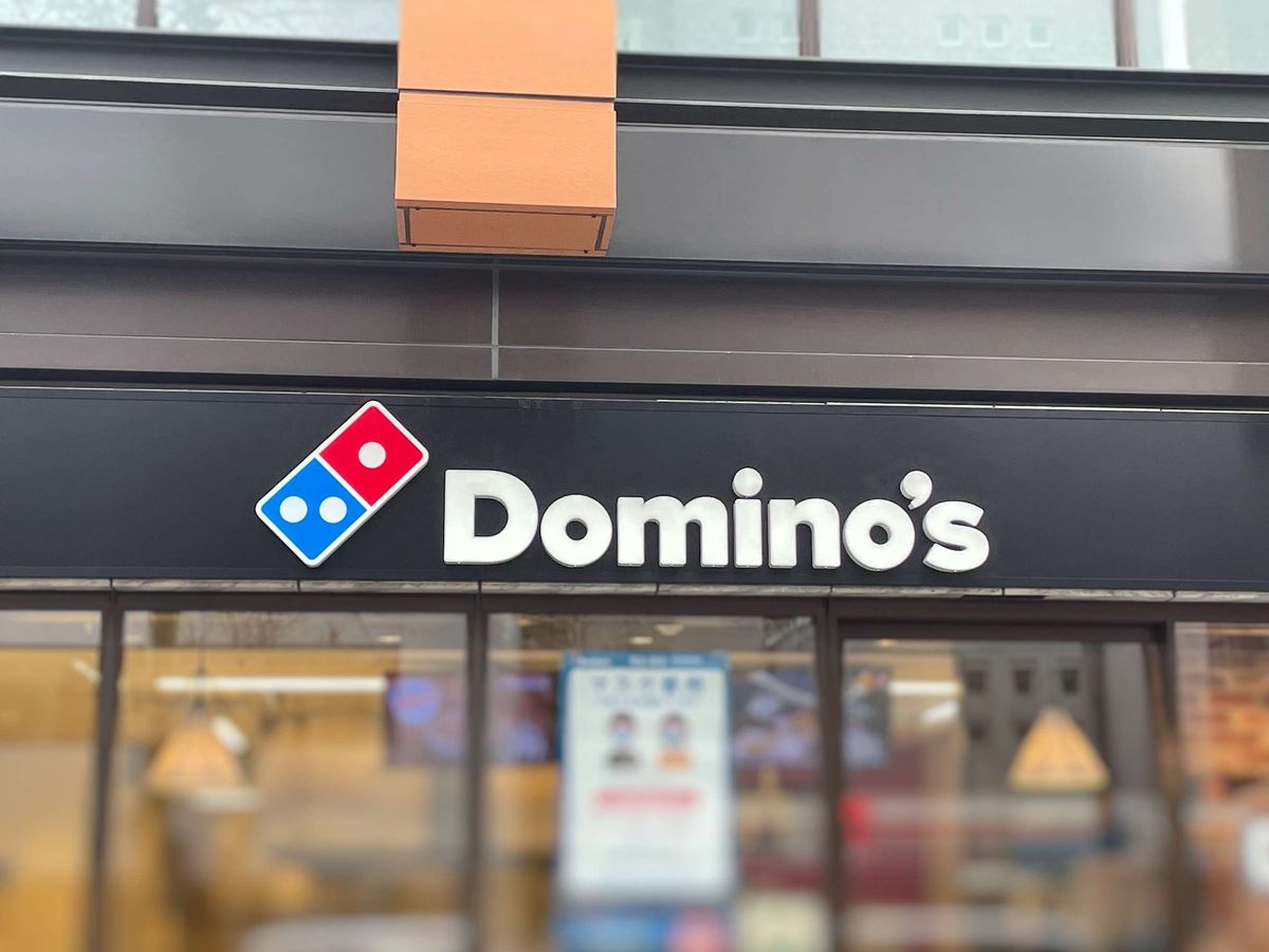 【ドミノ・ピザ】“人気キャラクター”と初コラボが豪華すぎる…！SNSでは「ドミノ行かなきゃ」「ゲットするしか」の声も！ | TRILL【トリル】