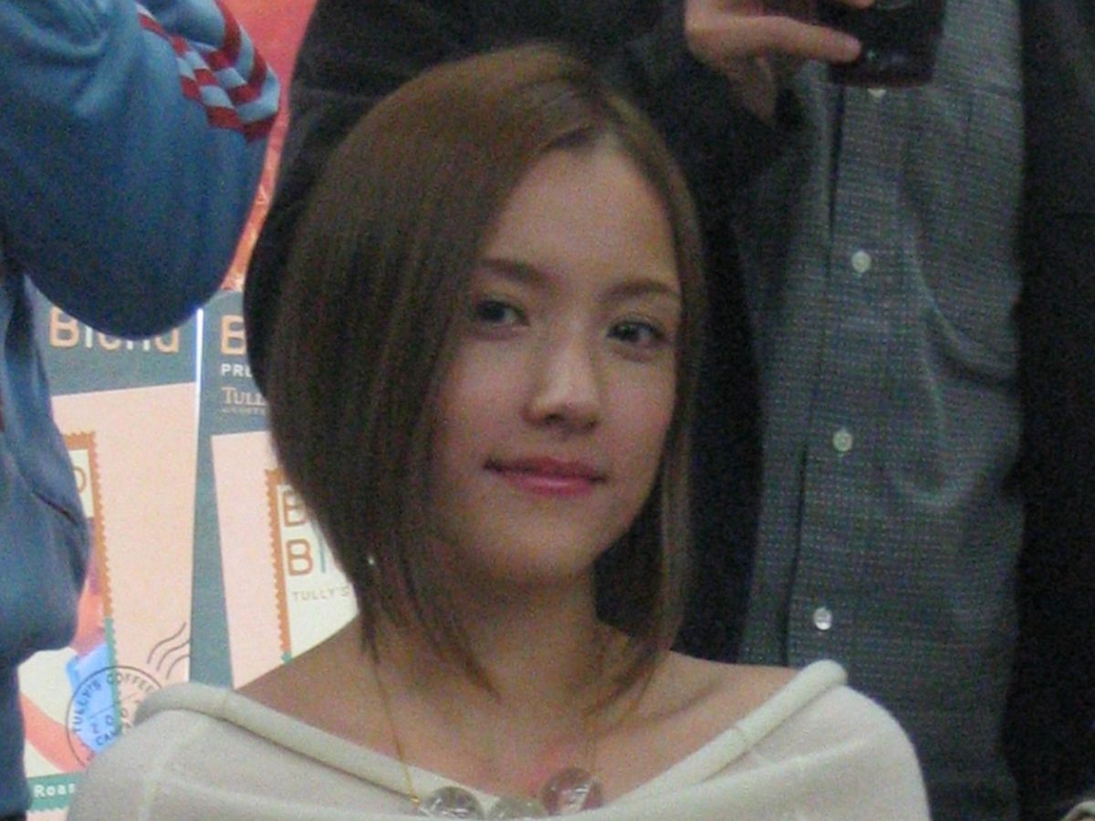 『ポカリスエット』伝説のCMで日本中を魅了した『一色紗英』今――3児の母として輝く“まさかの現在”に「奇跡のような存在」 | TRILL【トリル】