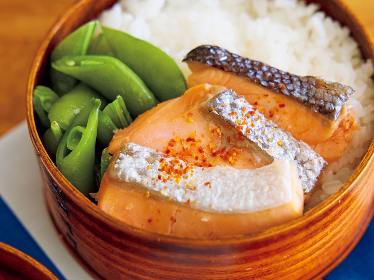 この弁当なら、無理なく毎日作れるかも【材料2つ・レンチン4分】の鮭のみりん煮弁当 | TRILL【トリル】