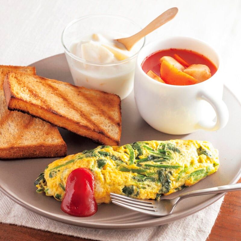 【ダイエットレシピ】卵を味方につければ簡単！「ほうれん草オムレツ」でお手軽ワンプレート朝食レシピ | TRILL【トリル】