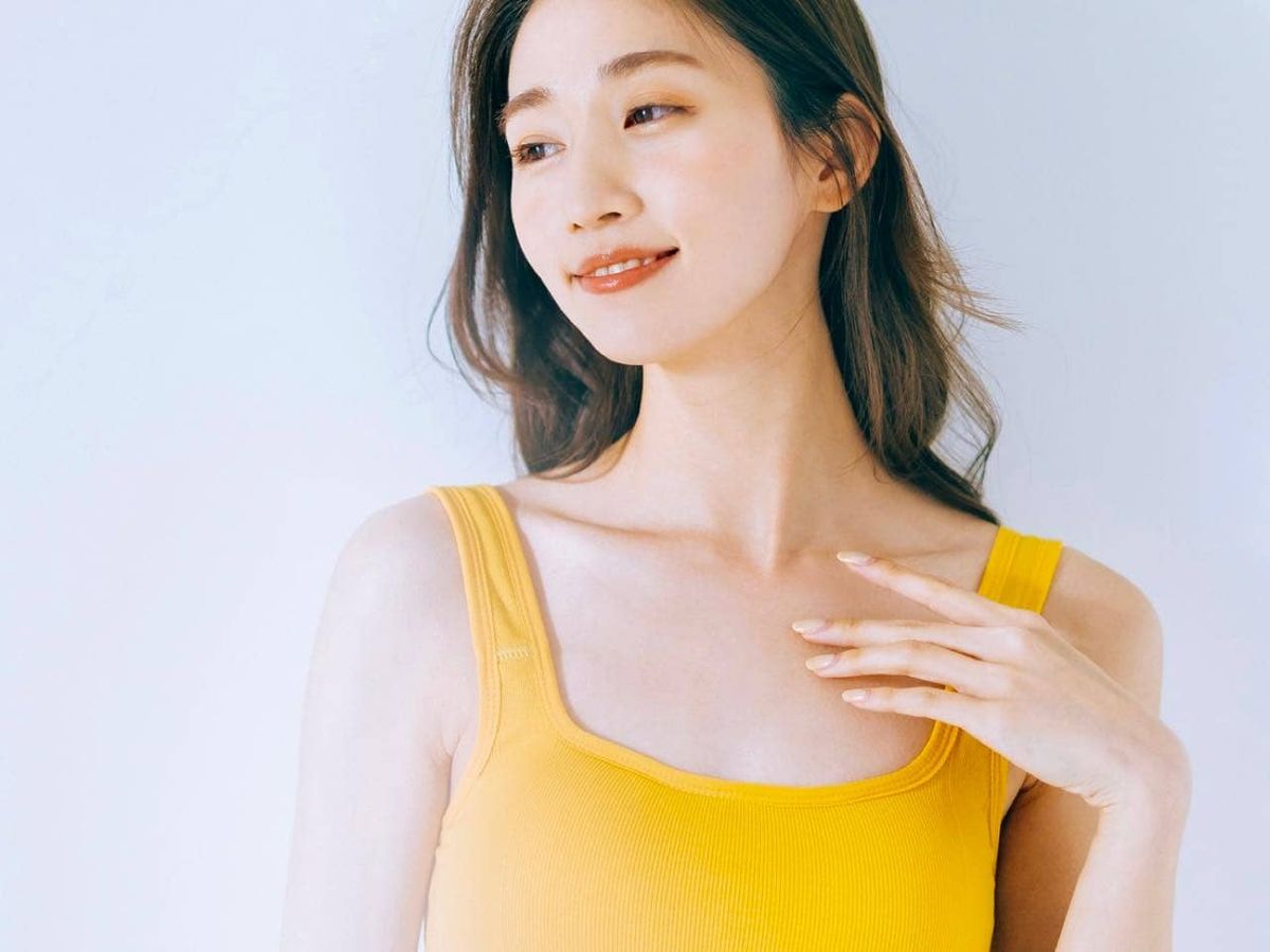 フェイスラインのエイジングケアに。1日3セット【胸鎖乳突筋をほぐす】簡単ストレッチ | TRILL【トリル】