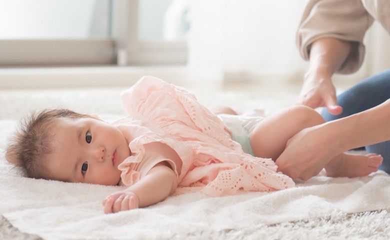 「拭き方に気を付けて〜！」助産師が解説！赤ちゃんのデリケートゾーン、やりがちNGと正しいケア方法 | TRILL【トリル】