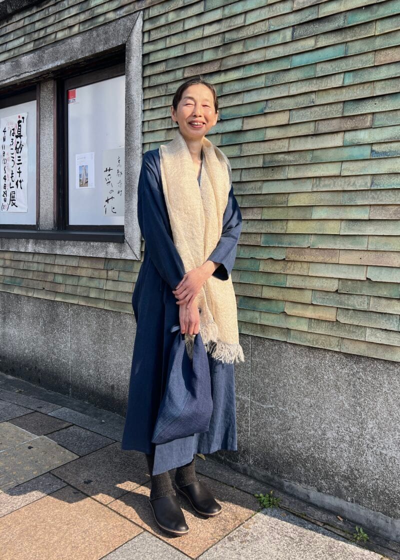 【スナップ】京都の町で美しい藍染めのカシュクールワンピースを上品に着こなす | TRILL【トリル】